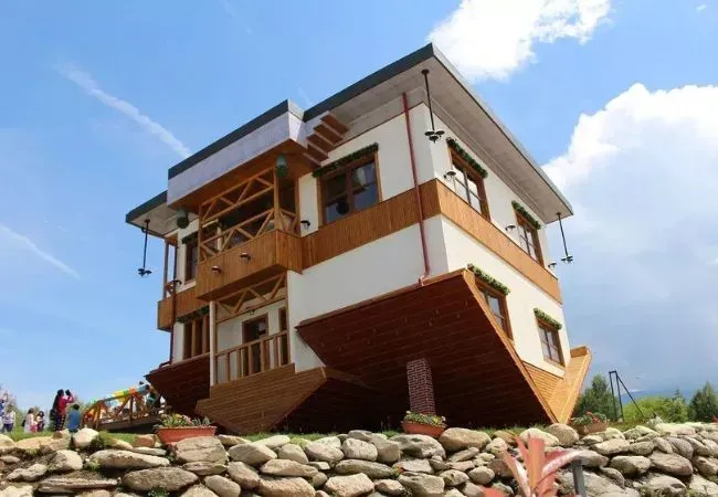 Casa întoarsă - Atracții turistice 1